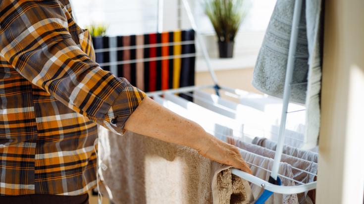 Sécher son linge à l’intérieur : les erreurs qui favorisent l’humidité ...