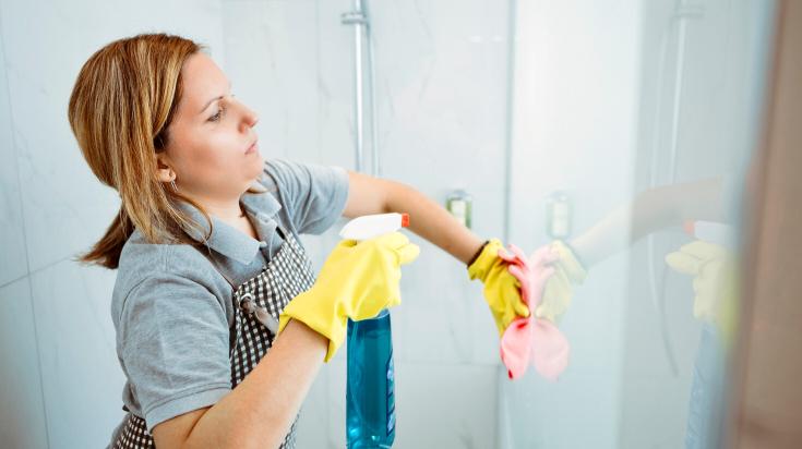 Votre paroi de douche reste pleine de traces ? Ces astuces changent ...