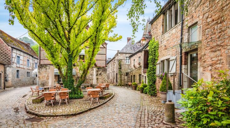 À 2 h de Lille, découvrez la plus petite ville du monde | L'immobilier ...